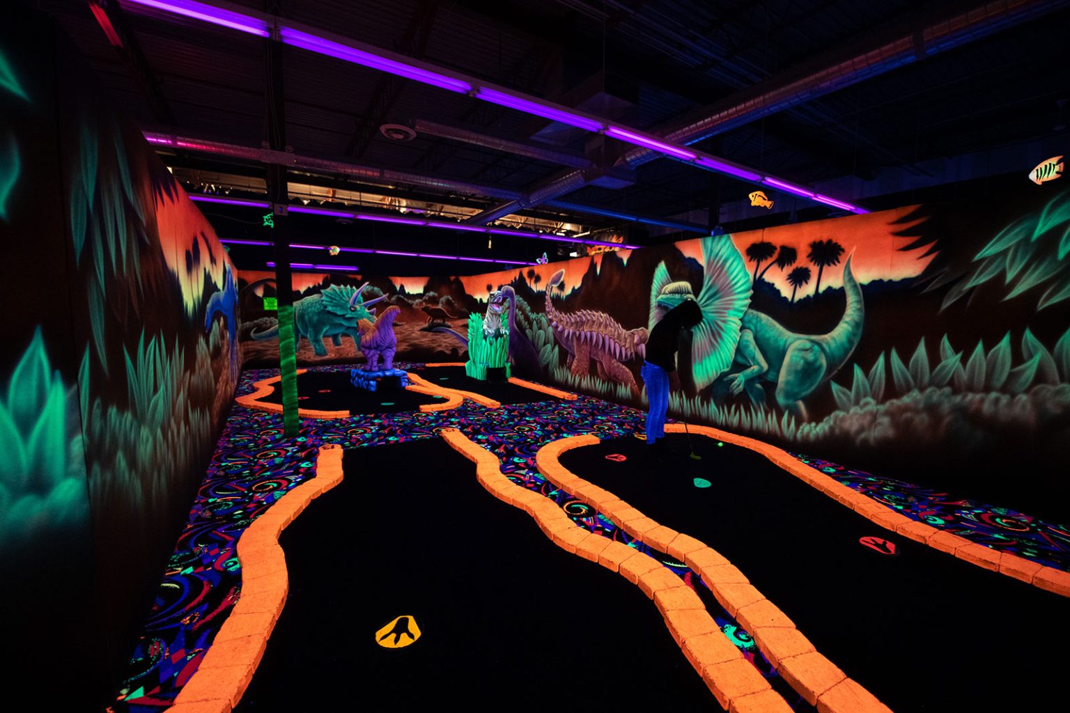 Glow Mini Golf – U-Puttz Amusement Centre