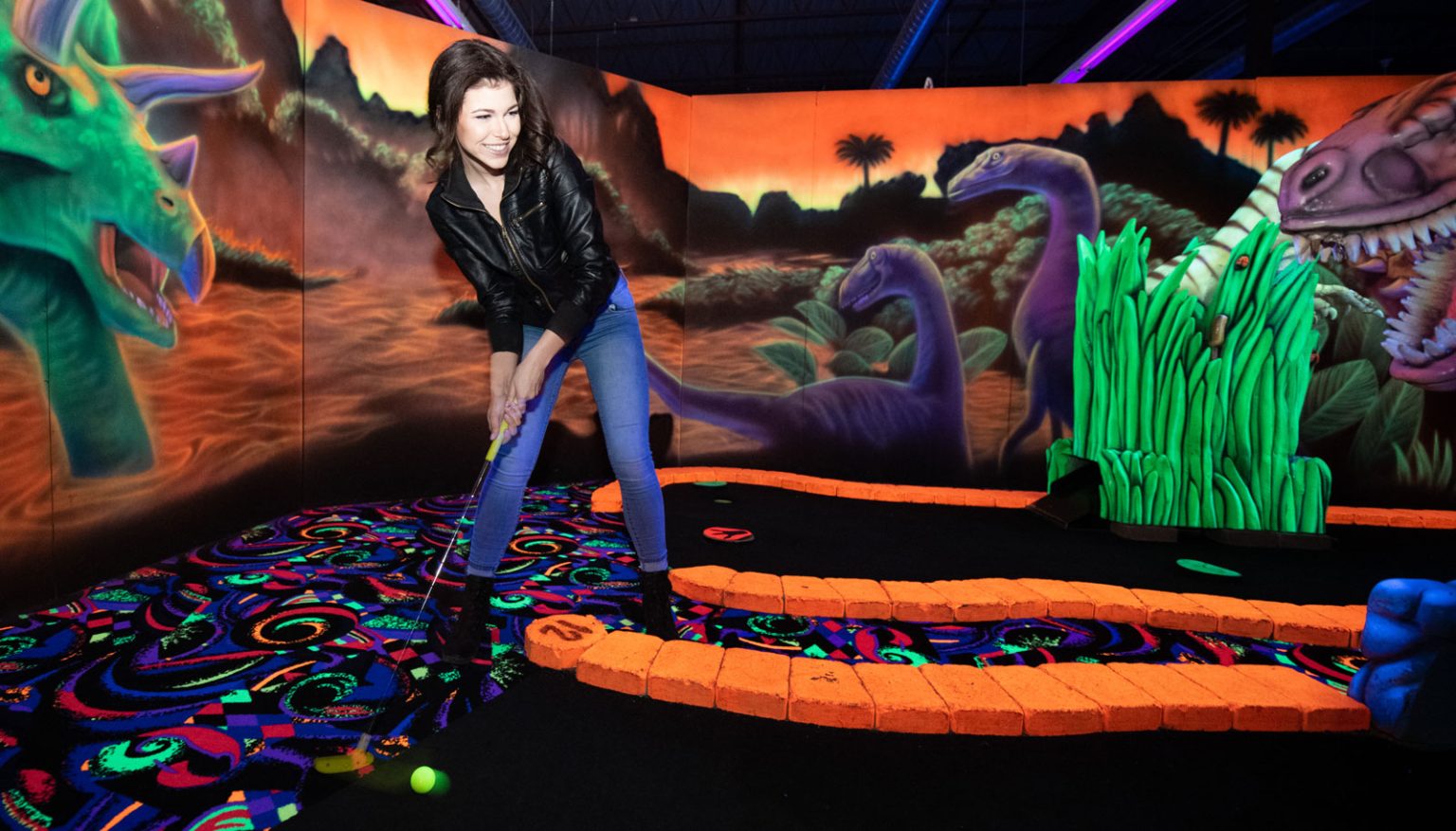 Glow Mini Golf – U-Puttz Amusement Centre